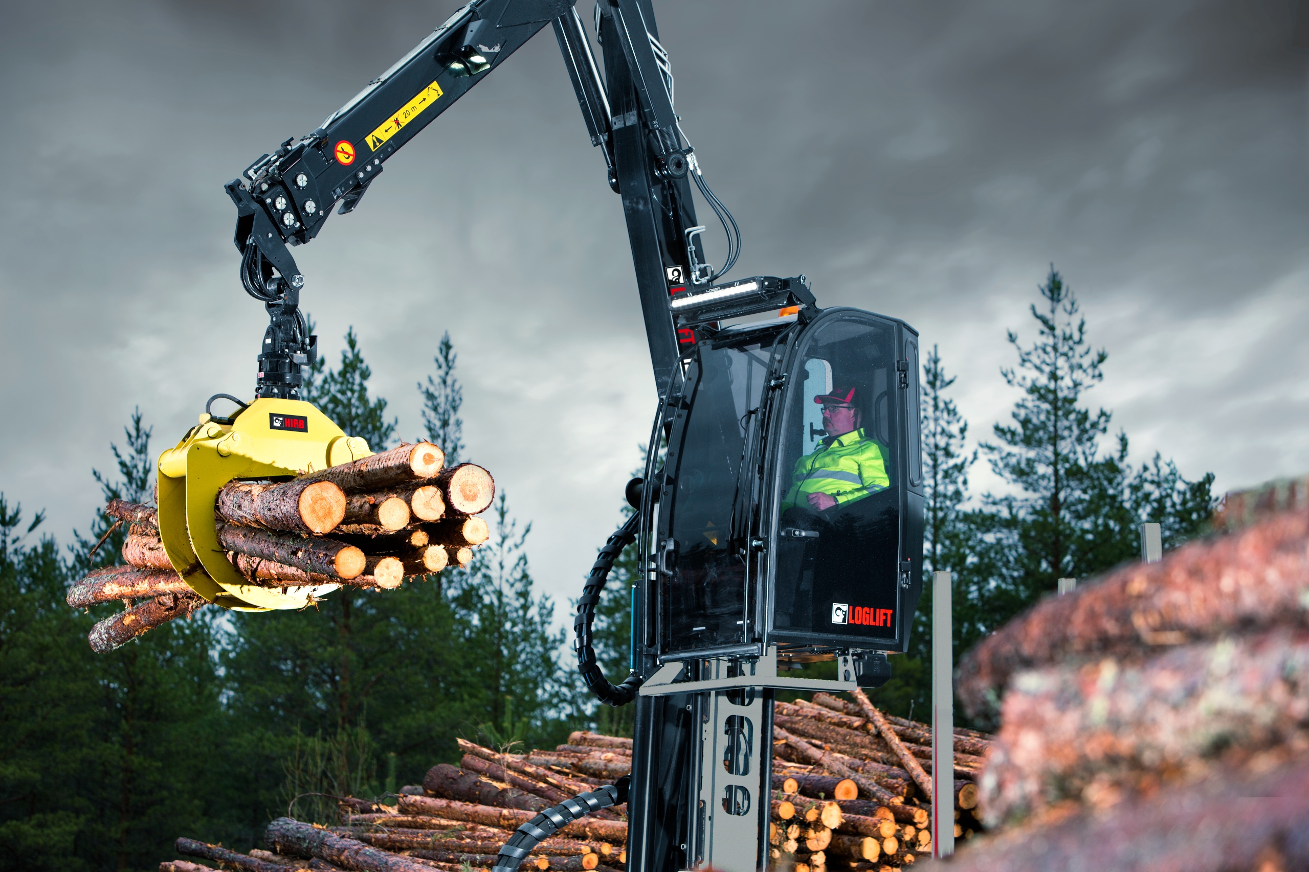 Discover Our Cabins and Seating for Enhanced Performance | 林業クレーン | Hiab