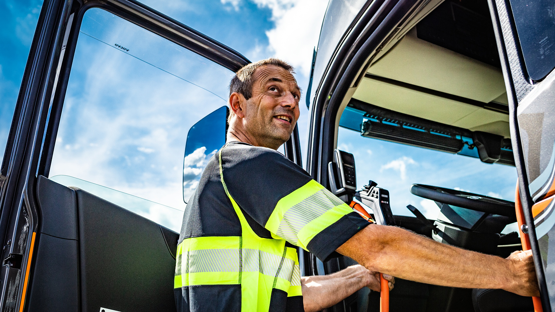 MULTILIFT Operator Safety & Ease of Use | Discover MULTILIFT Ultima | Hiab