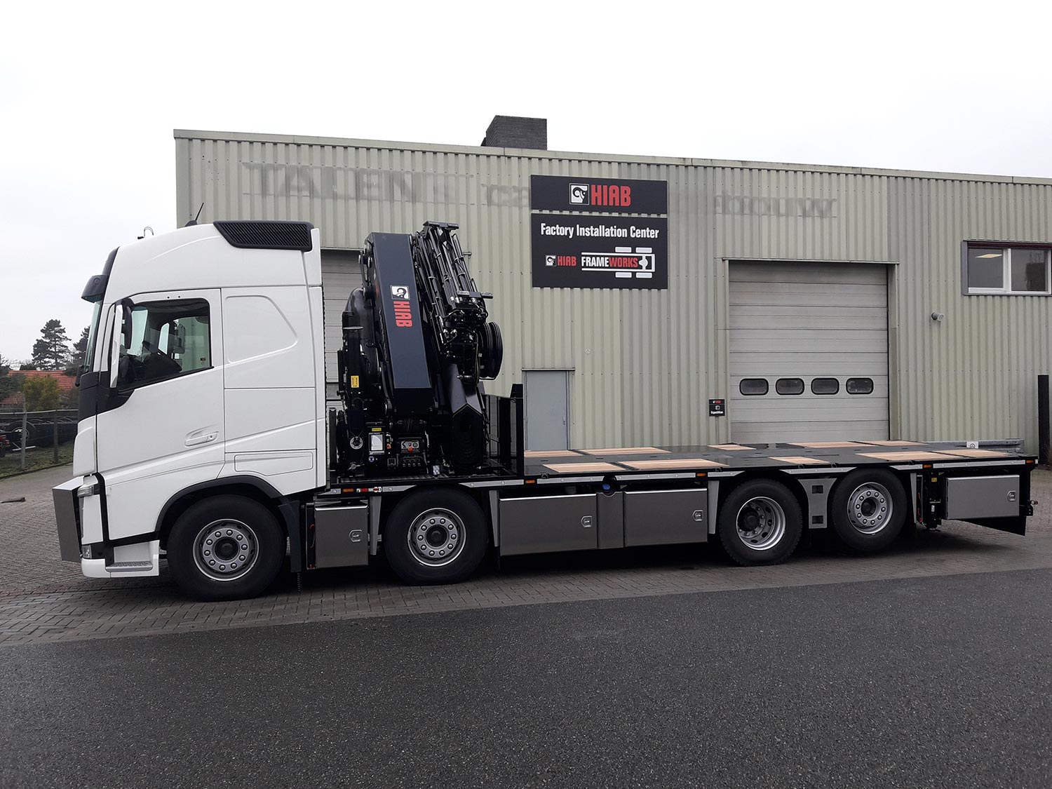 A powerful HIAB crane on a Volvo flatbed | Discover Inspiring Hiab ...