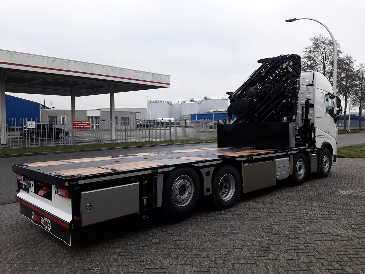 A powerful HIAB crane on a Volvo flatbed | Discover Inspiring Hiab ...