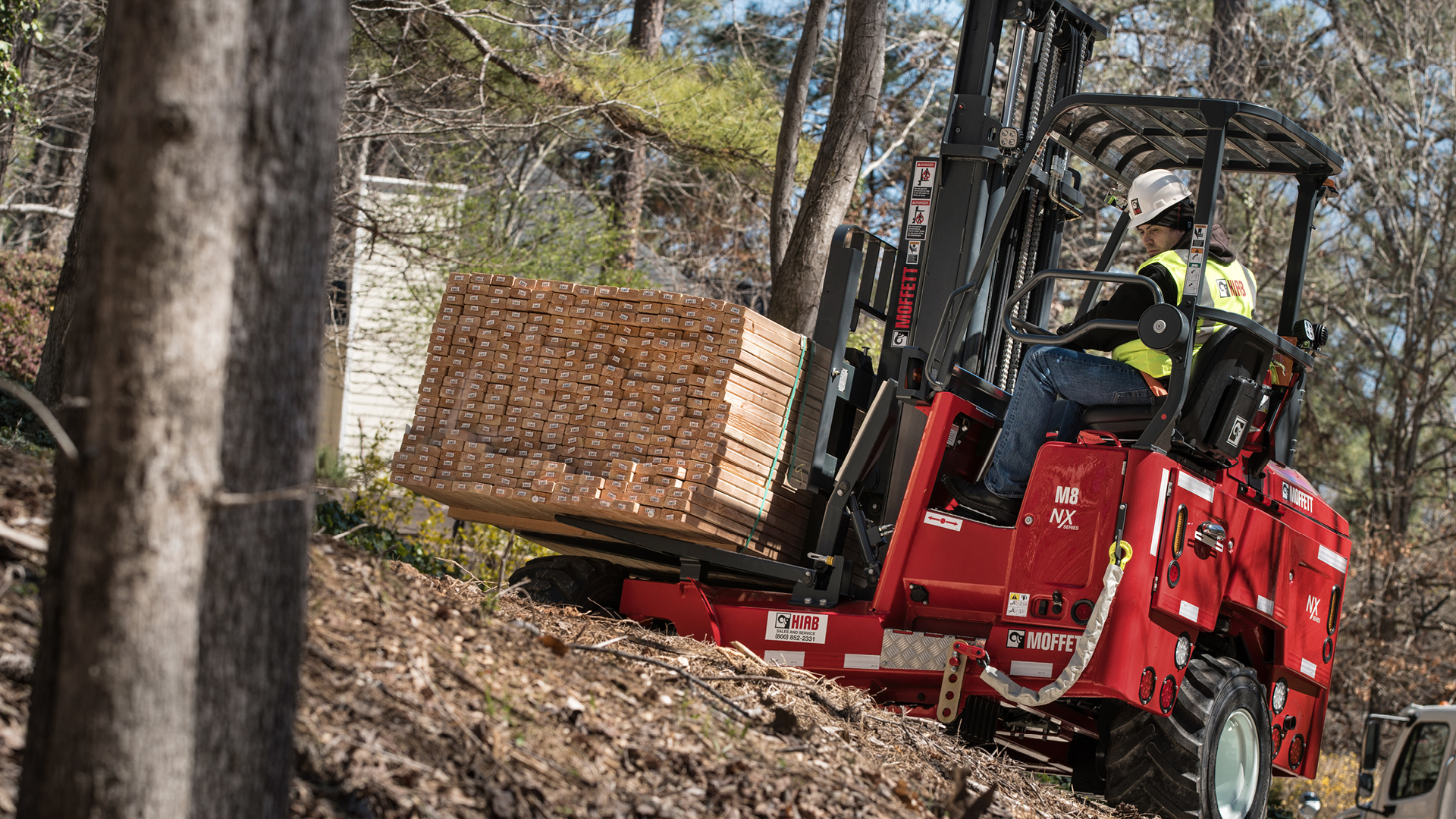 Knuckle Boom Crane for Lumber Deliveries | United States | Hiab