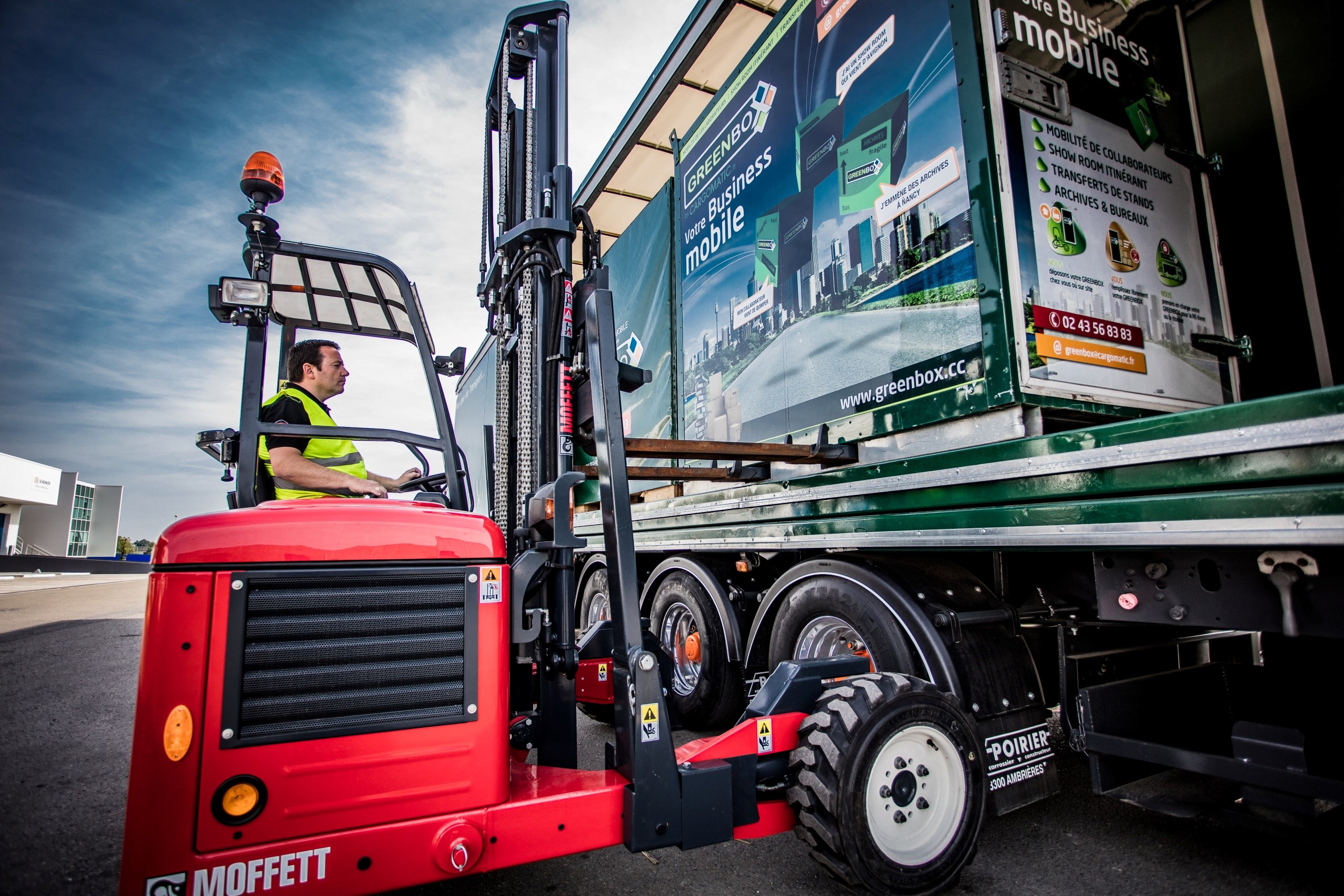 MOFFETT at work with Cargomatic | Truck mounted forklifts | Hiab
