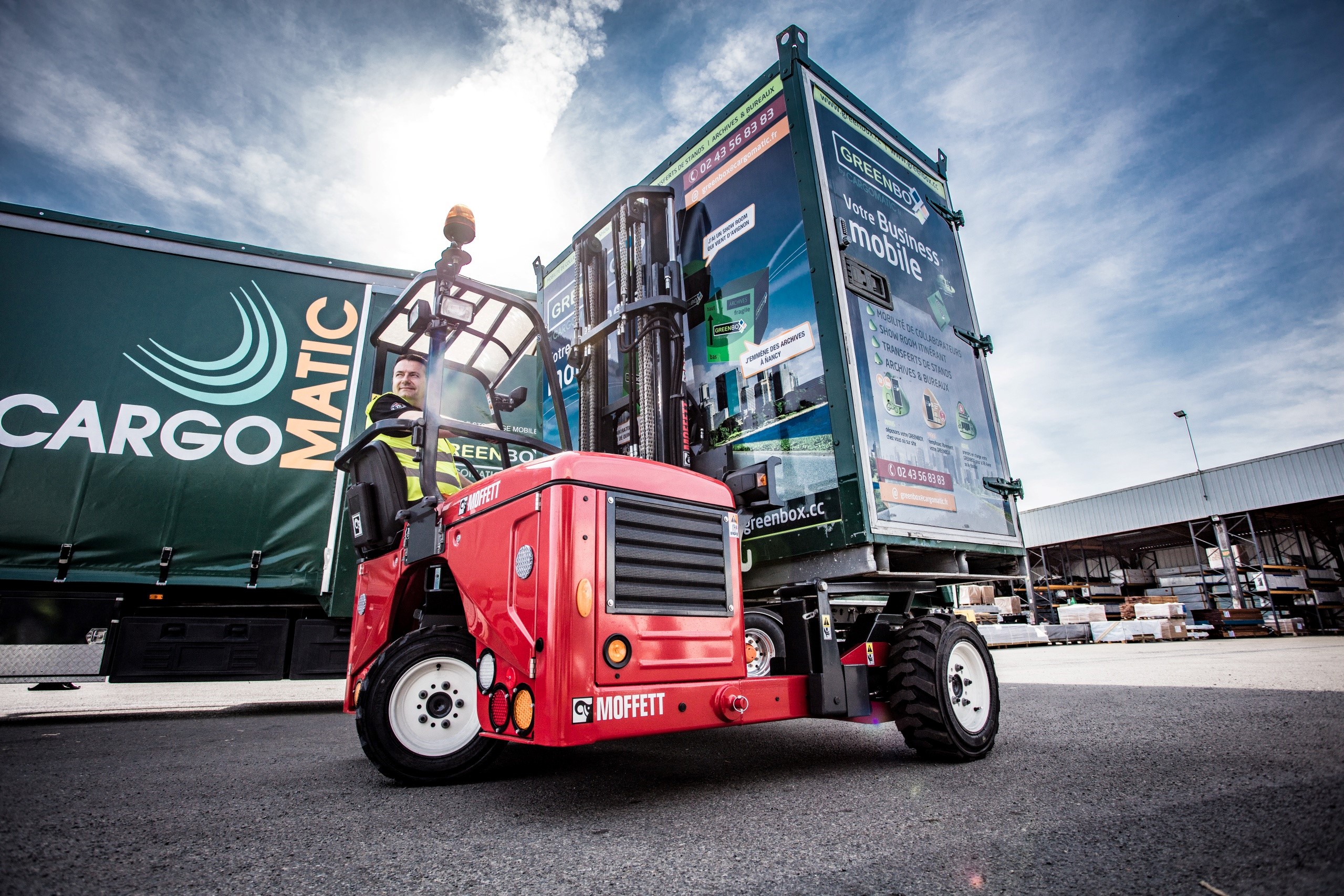 MOFFETT at work with Cargomatic | Truck mounted forklifts | Hiab