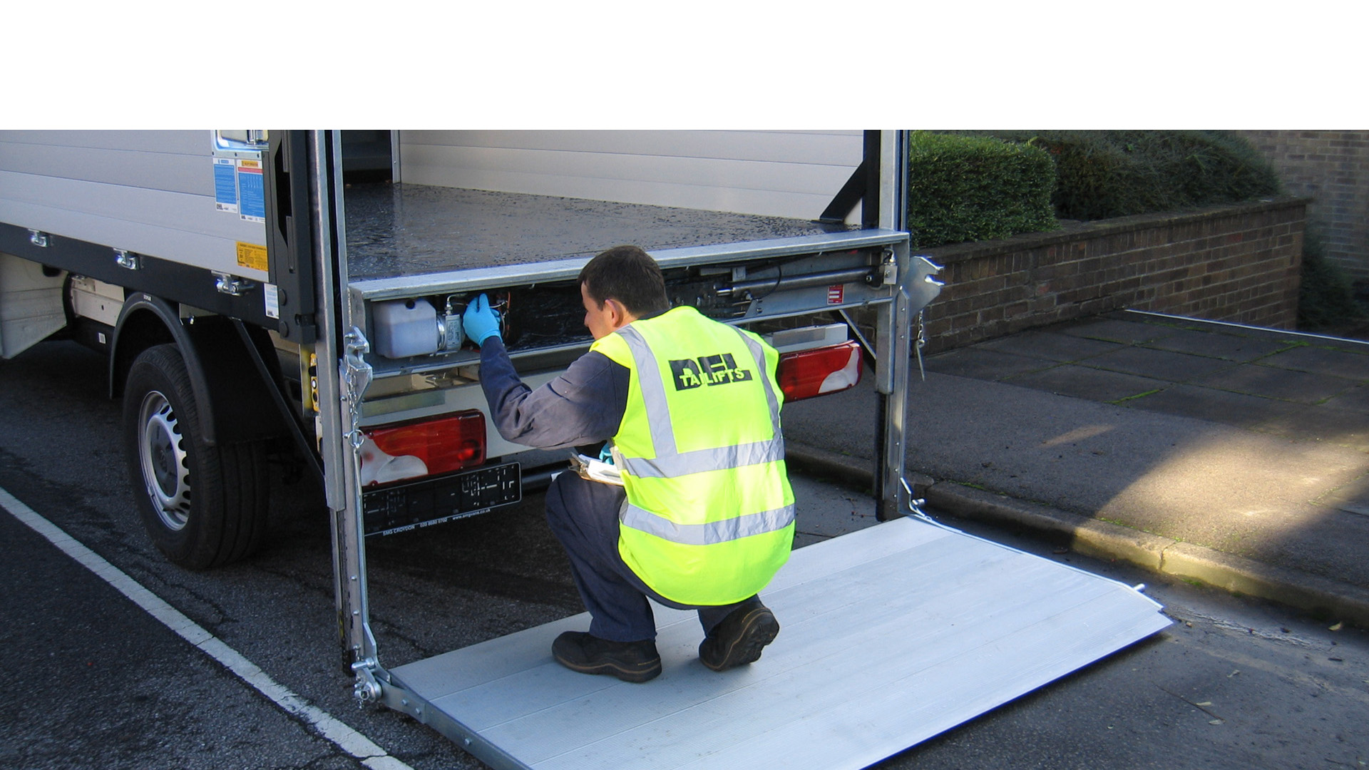 DEL service training | DEL tail lifts | Hiab